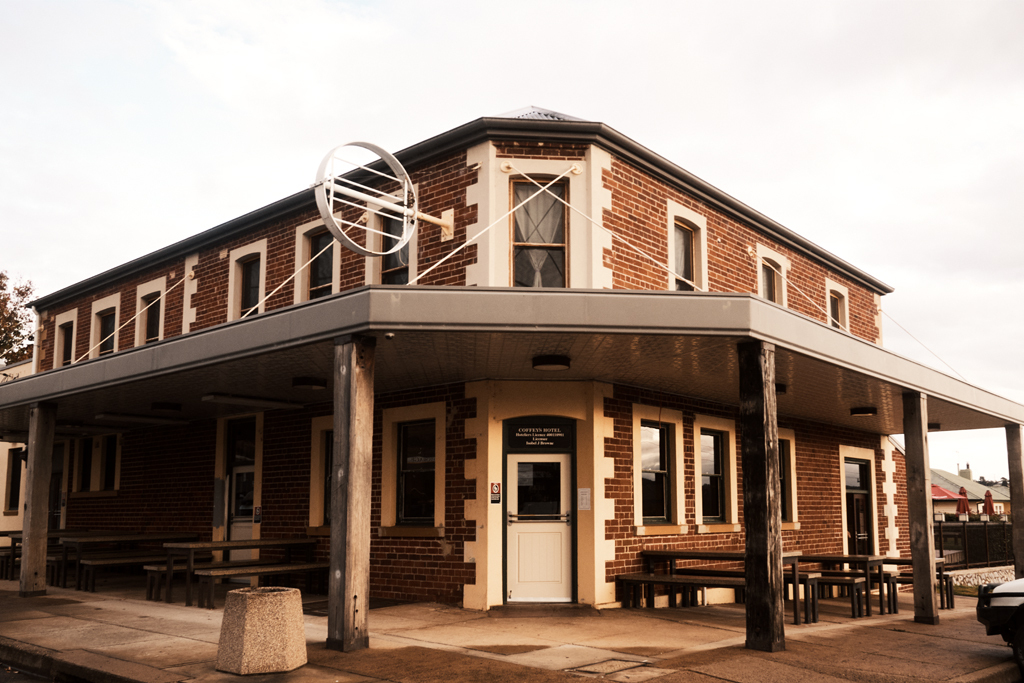 Looking for a Feed? Find the Best Country Pubs | Snowy Mountains
