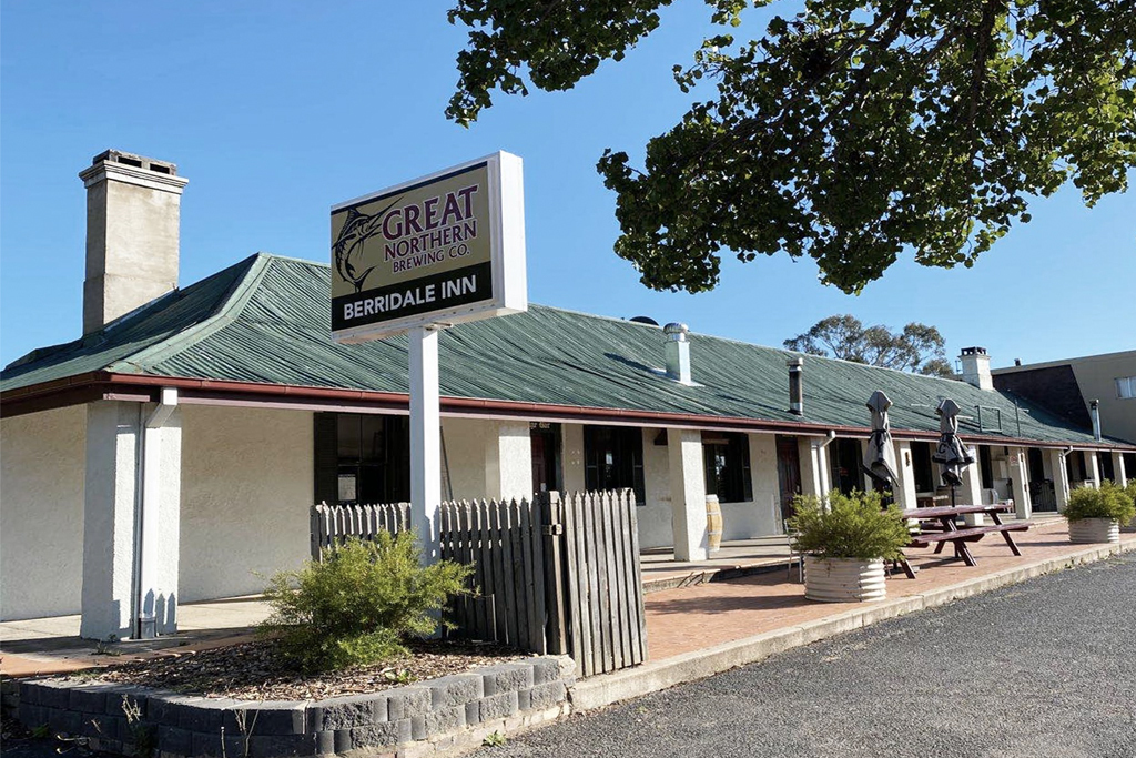 Looking for a Feed? Find the Best Country Pubs | Snowy Mountains